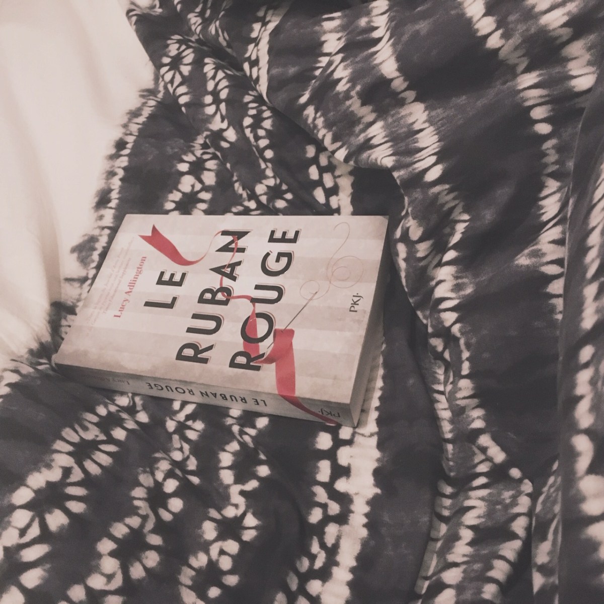 Le ruban rouge • Lucy J. Adlington – LittlePrettyBooks – Blog Littéraire